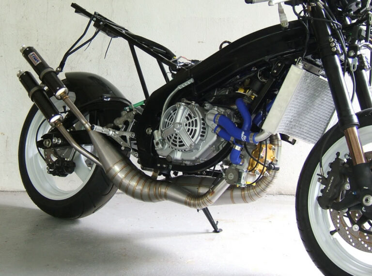 Suzuki RGV250 racing pipes